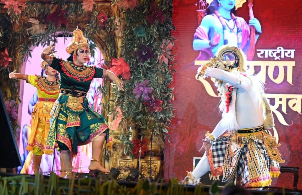 रायपुर : इंडोनेशिया के कलाकारों ने सीता हरण, राम-रावण युद्ध की ...